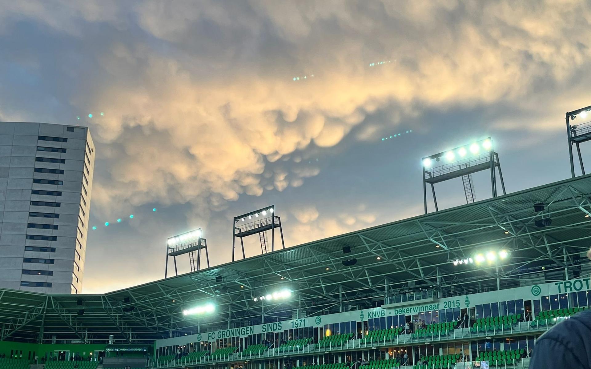 Mammatus-wolken zorgen voor prachtige lucht vol met tieten boven de ... Mammatus-wolken zorgen voor prachtige lucht vol met tieten boven de ...
